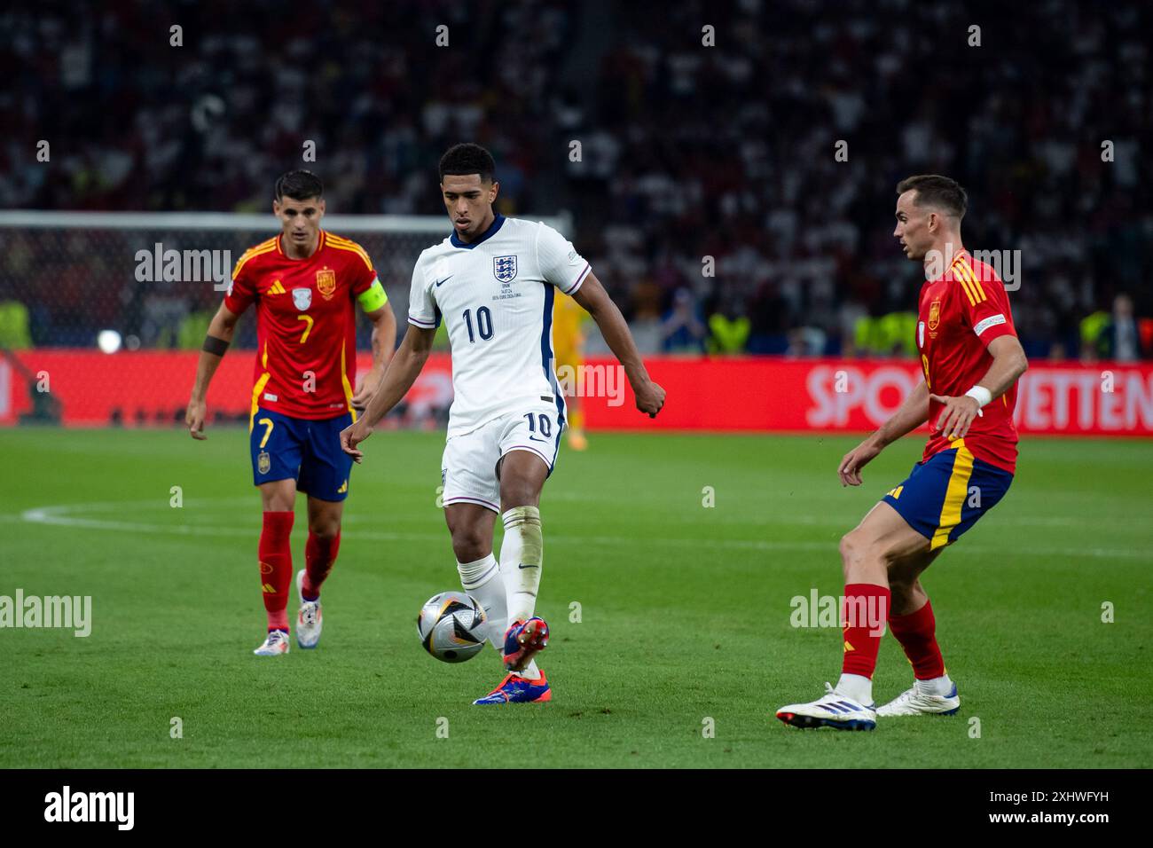 Jude Bellingham (England, #10) am Ball, dahinter Alvaro Borja Morata ...