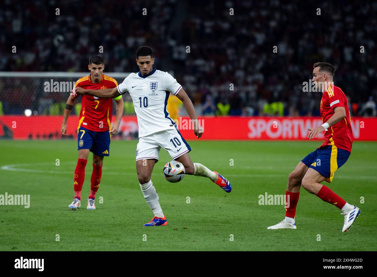 Jude Bellingham (England, #10) am Ball, dahinter Alvaro Borja Morata (Spanien, #07), GER, Spain ...