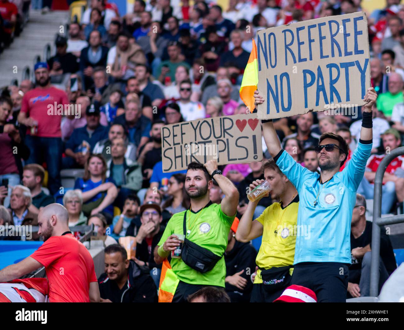 Fans als Schiedsrichter verkleidet mit No Referee, No Party Schild, GER ...
