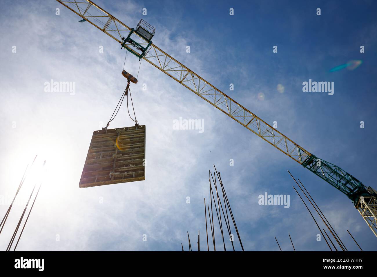 Tower crane is carry, transport peace of large demountable mold high ...