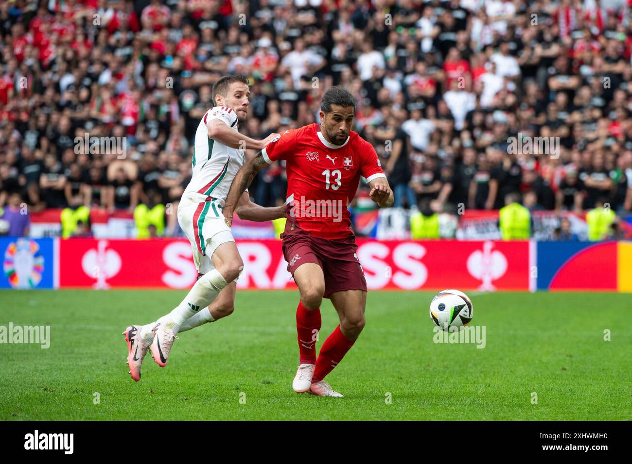Ricardo Rodriguez Araya (Schweiz, #13) im Zweikampf mit Barnabas Varga ...