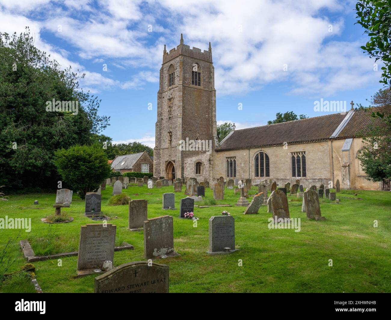 Uk medieval church exterior hi-res stock photography and images - Alamy