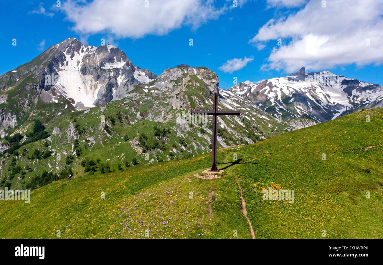 Summit cross on the summit La Seya, behind the summit Grand Chavalard ...