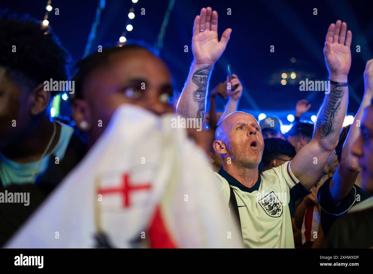 Fußballfans verfolgen auf der Berliner Fanzone am Brandenburger Tor ...