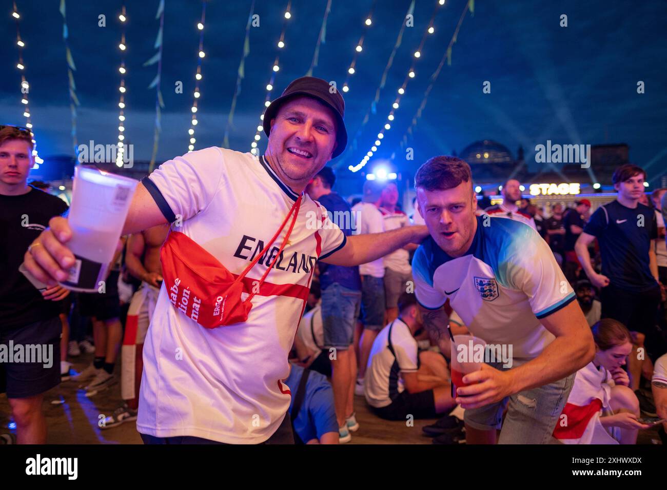 Fußballfans verfolgen auf der Berliner Fanzone am Brandenburger Tor ...