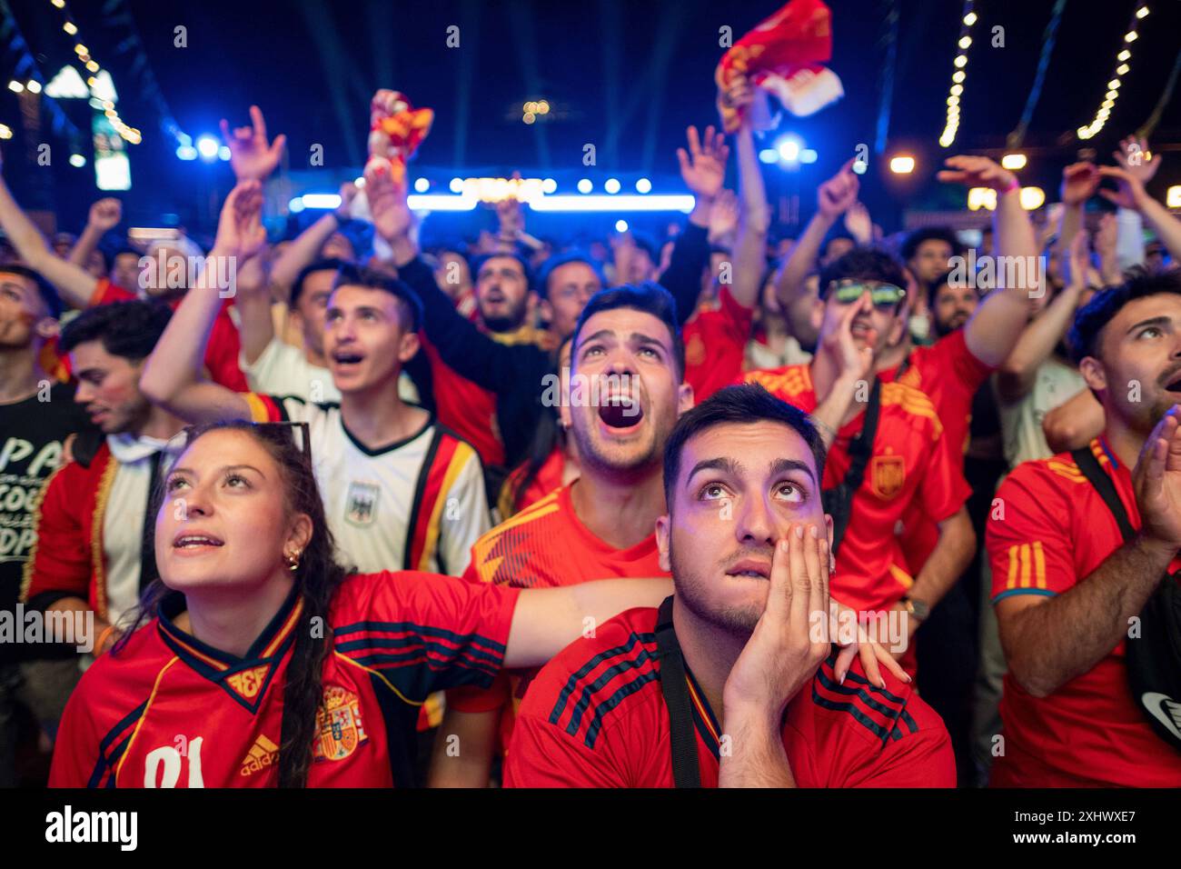 Fußballfans verfolgen auf der Berliner Fanzone am Brandenburger Tor ...