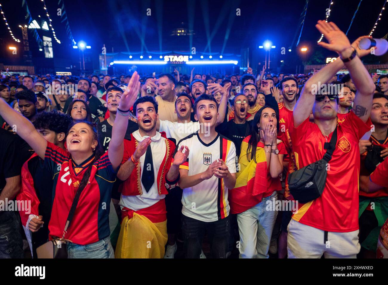 Fußballfans verfolgen auf der Berliner Fanzone am Brandenburger Tor ...