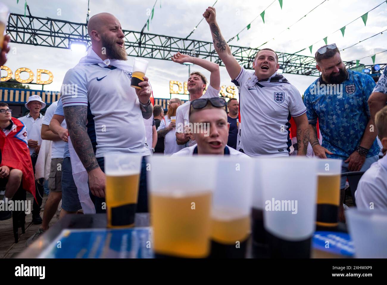 Fußballfans verfolgen auf der Berliner Fanzone am Brandenburger Tor ...