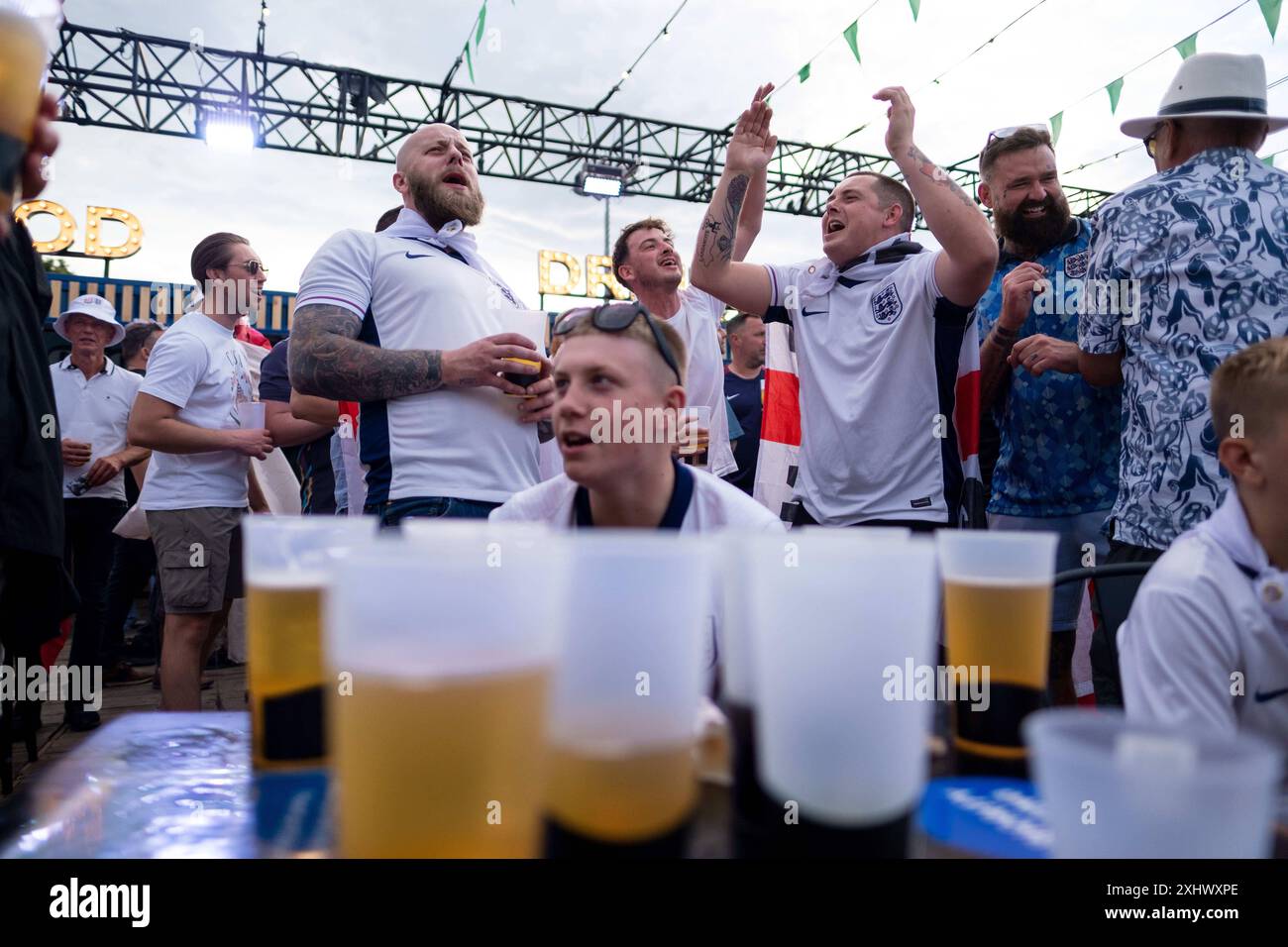 Fußballfans verfolgen auf der Berliner Fanzone am Brandenburger Tor ...