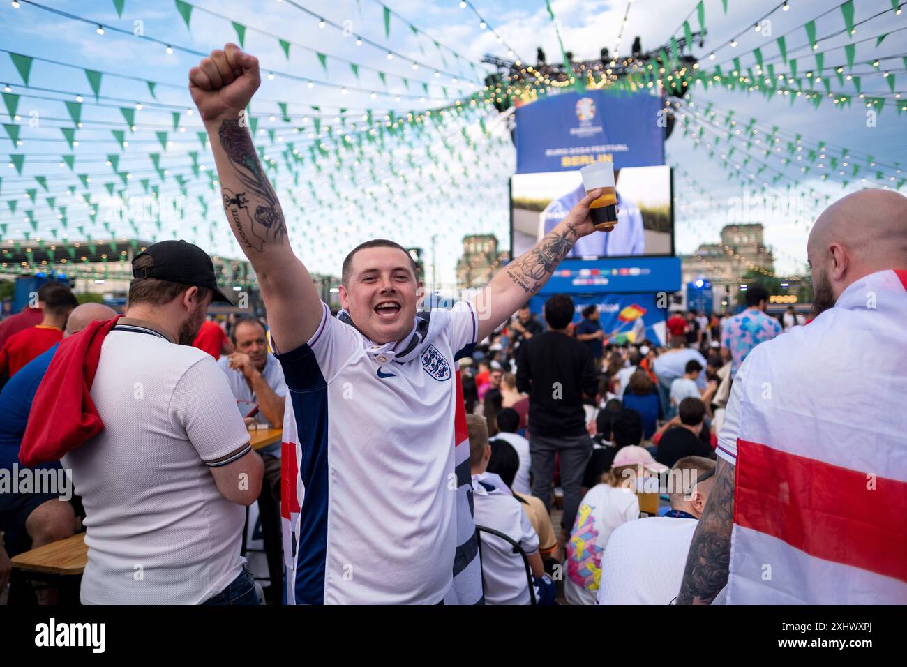 Fußballfans verfolgen auf der Berliner Fanzone am Brandenburger Tor ...