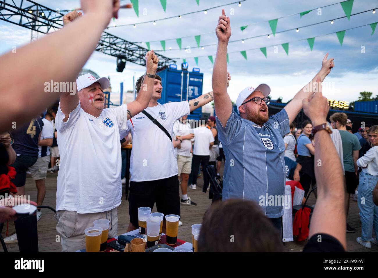 Fußballfans verfolgen auf der Berliner Fanzone am Brandenburger Tor ...