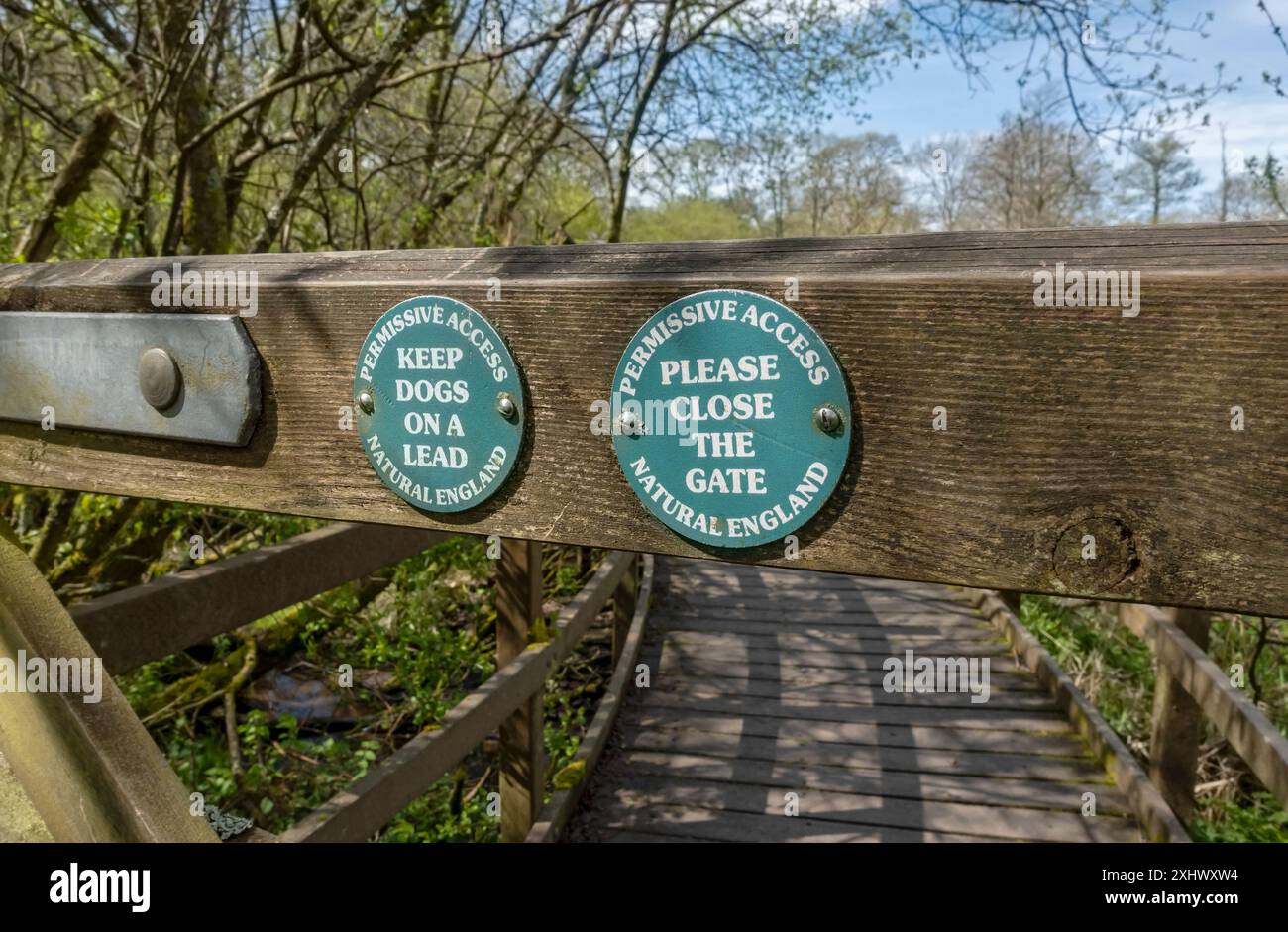 Please keep to the path sign hi-res stock photography and images - Alamy