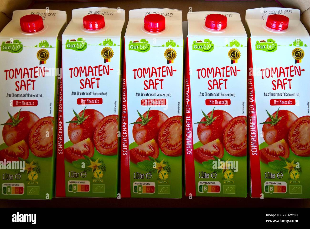 Gut Bio, Aldi-Eigenmarke, Tomatensaft im Tetra Pak *** Good organic, Aldi own brand, tomato ...