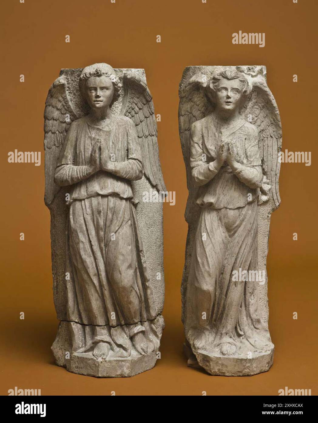 Two angels sculpture hi-res stock photography and images - Alamy