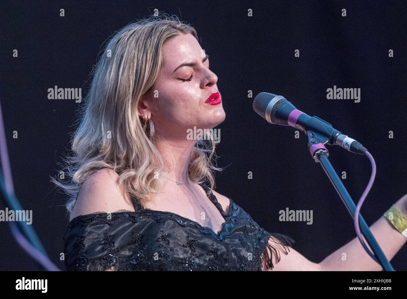 Australian sisters folk singers duo Charm of Finches playing live on ...