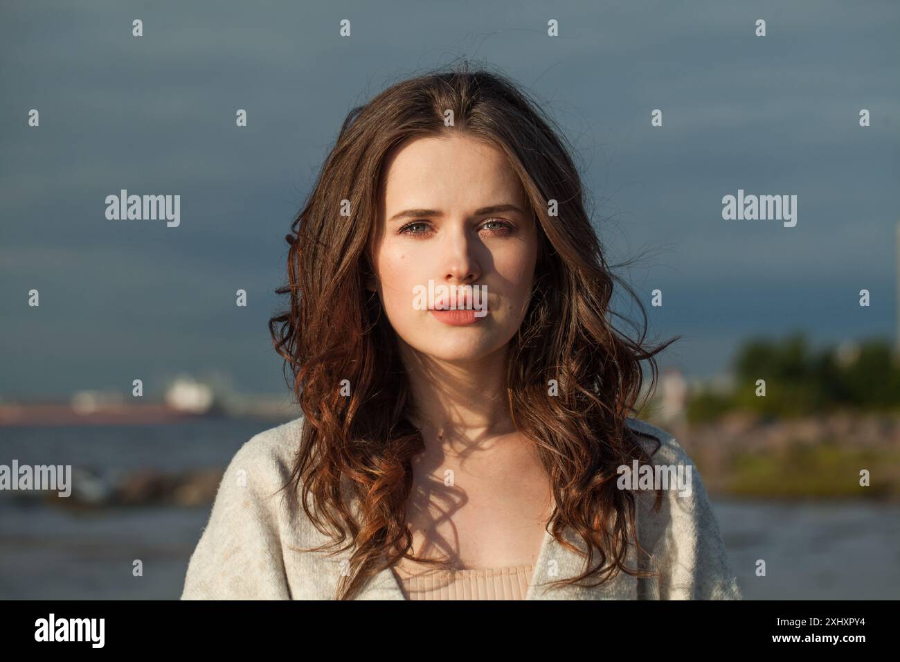 Natural healthy brunette woman with long hairstyle and fresh skin ...