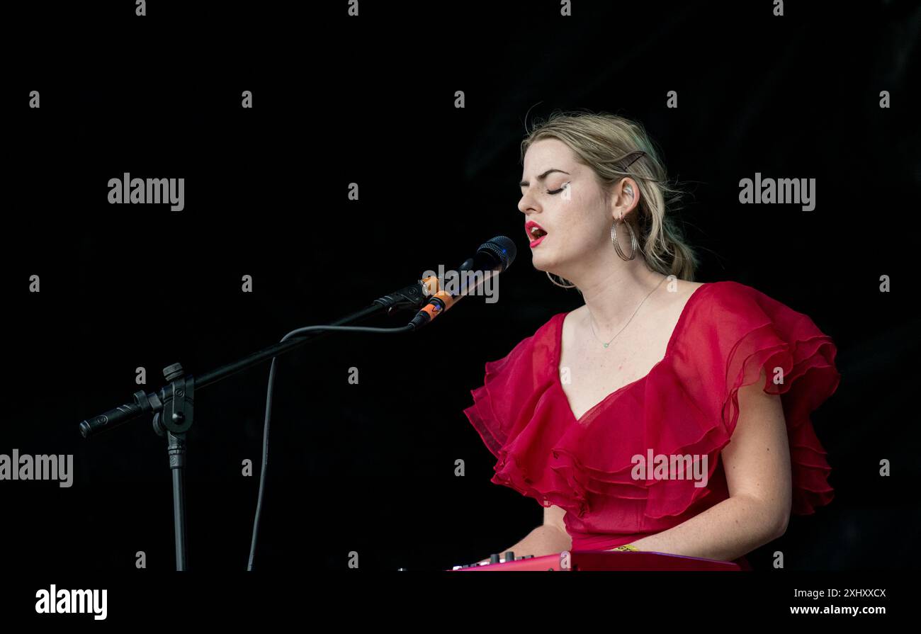 Australian sisters folk singers duo Charm of Finches playing live on ...