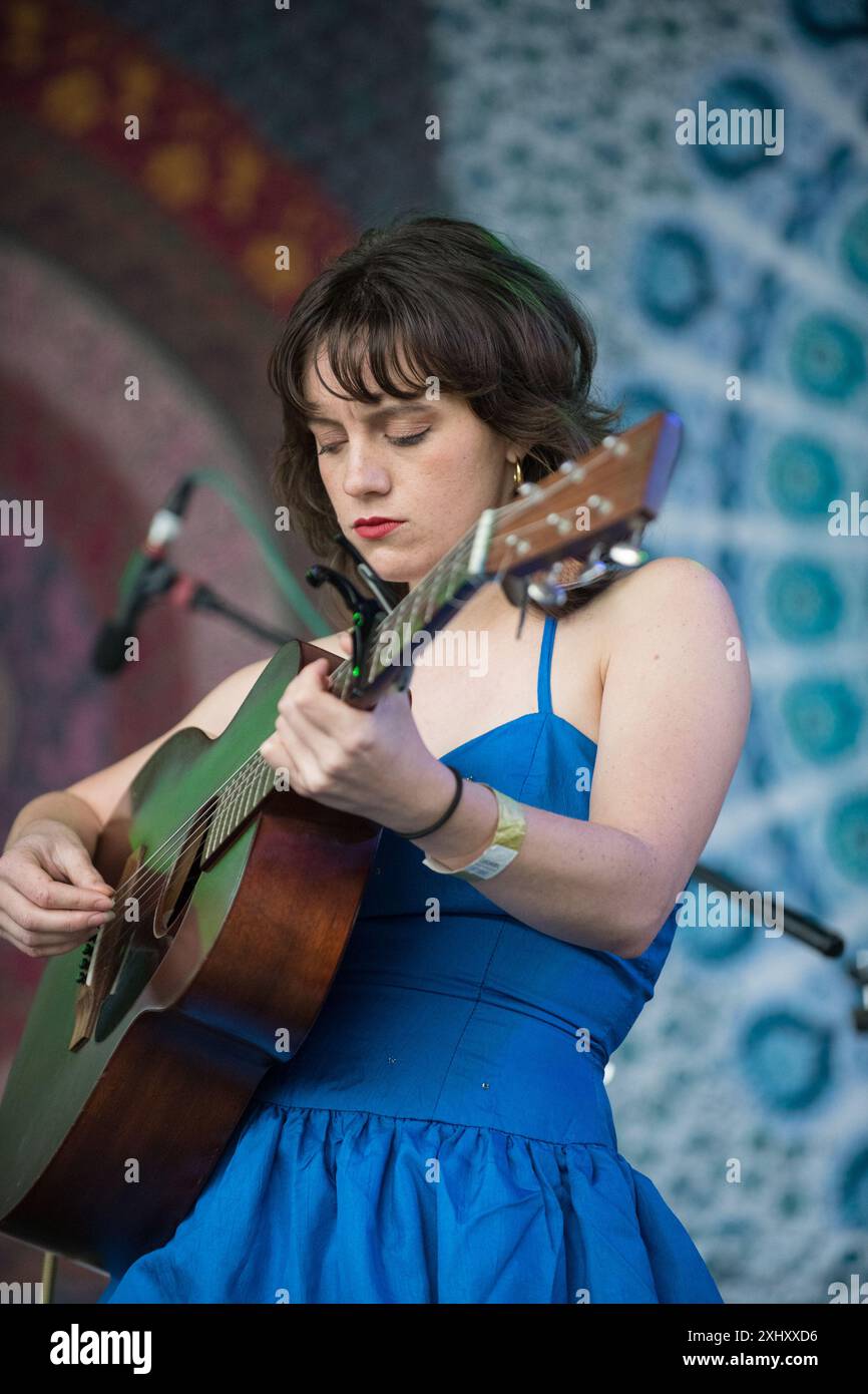 Australian sisters folk singers duo Charm of Finches playing live on ...