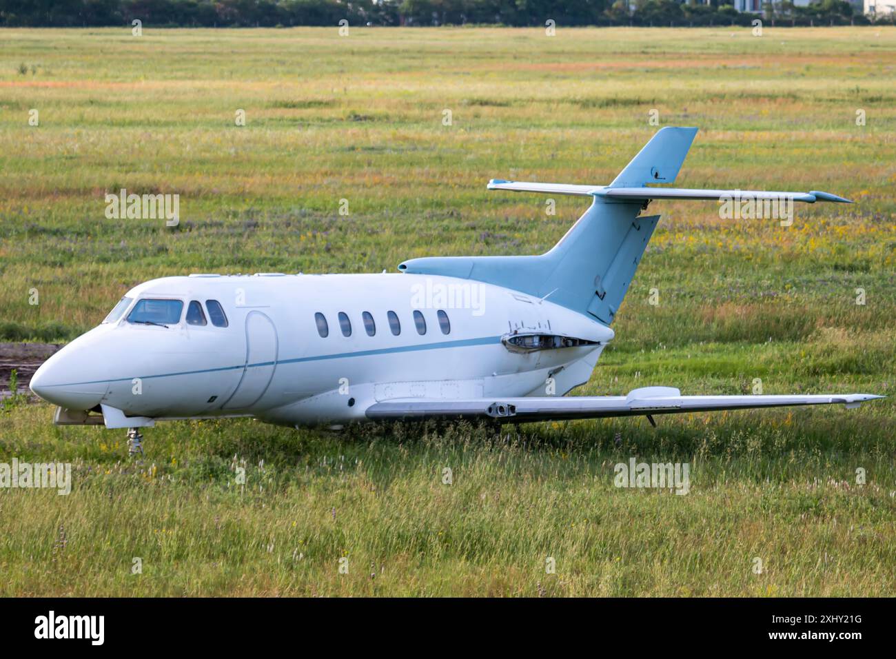 Business jet crash landed in a field Stock Photo - Alamy