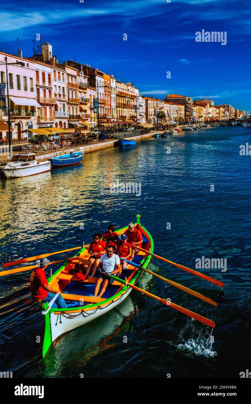 FRANCE. HERAULT (34) SETE. TRADITIONAL LANGUEDOC BOAT AND ROWERS ON THE ...