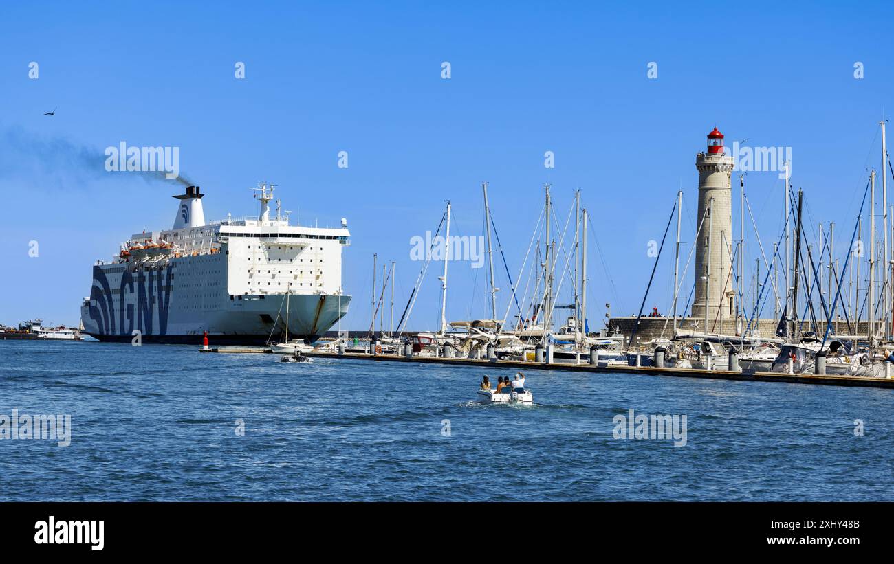 FRANCE. OCCITANY. HERAULT (34) SETE. DEPARTURE FROM THE PORT OF A FERRY ...