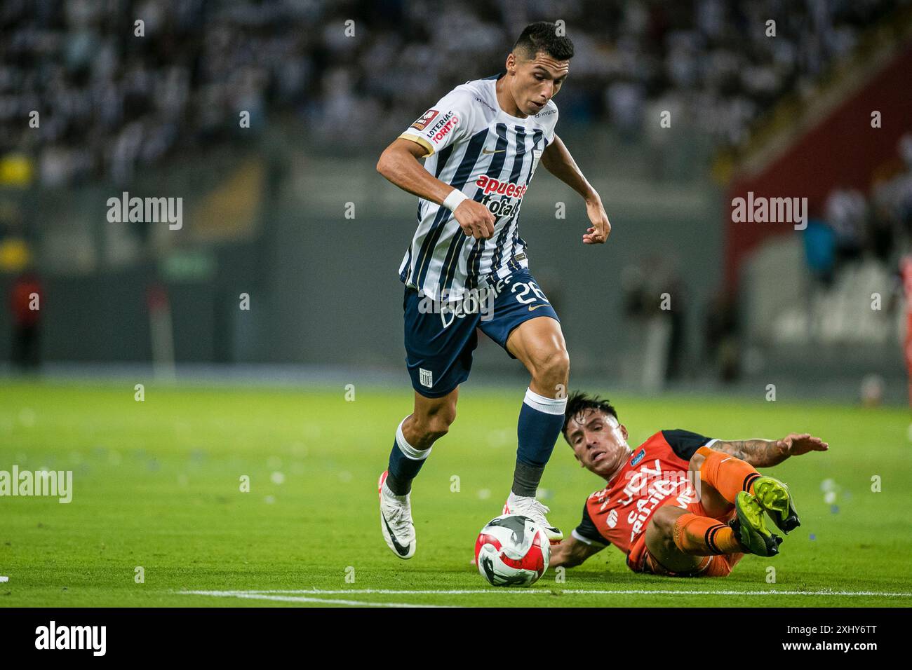 LIMA, PERU - JANUARY 28: Kevin Serna of Alianza Lima and Oscar Barreto ...