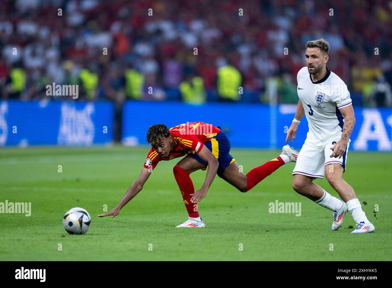 Lamine Yamal (Spanien, #19) im Zweikampf mit Luke Shaw (England, #03), GER, Spain (ESP) vs ...