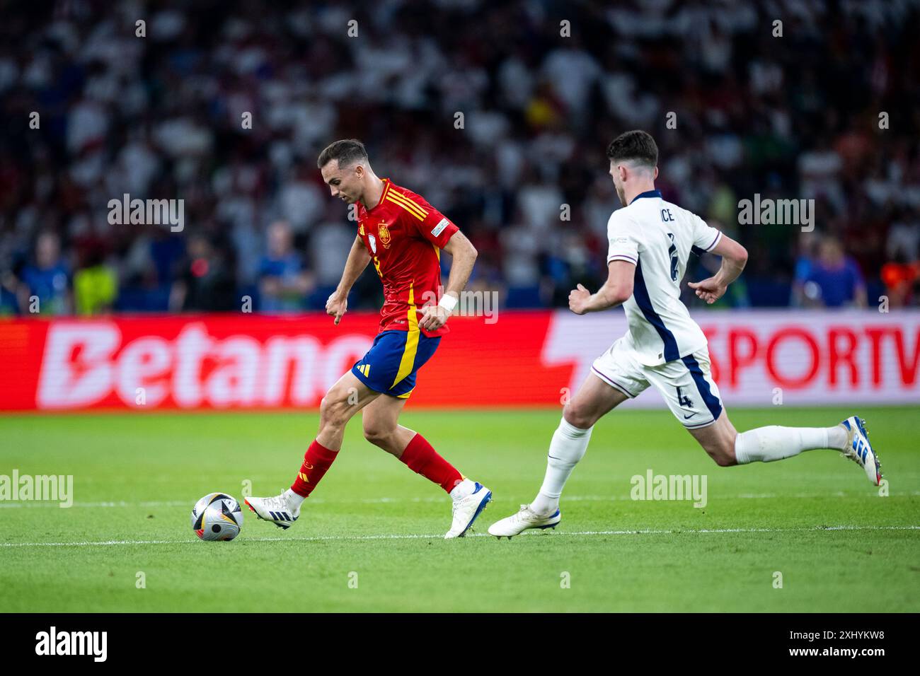 Fabian Ruiz Pena (Spanien, #08) im Zweikampf mit Declan Rice (England ...