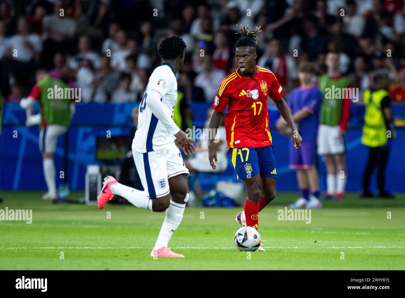 Nicholas Williams Jr (Spanien, #17) im Zweikampf mit Kobbie Mainoo ...