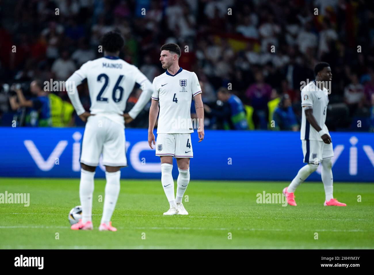 Declan Rice (England, #04), Kobbie Mainoo (England, #26) aergert sich ...