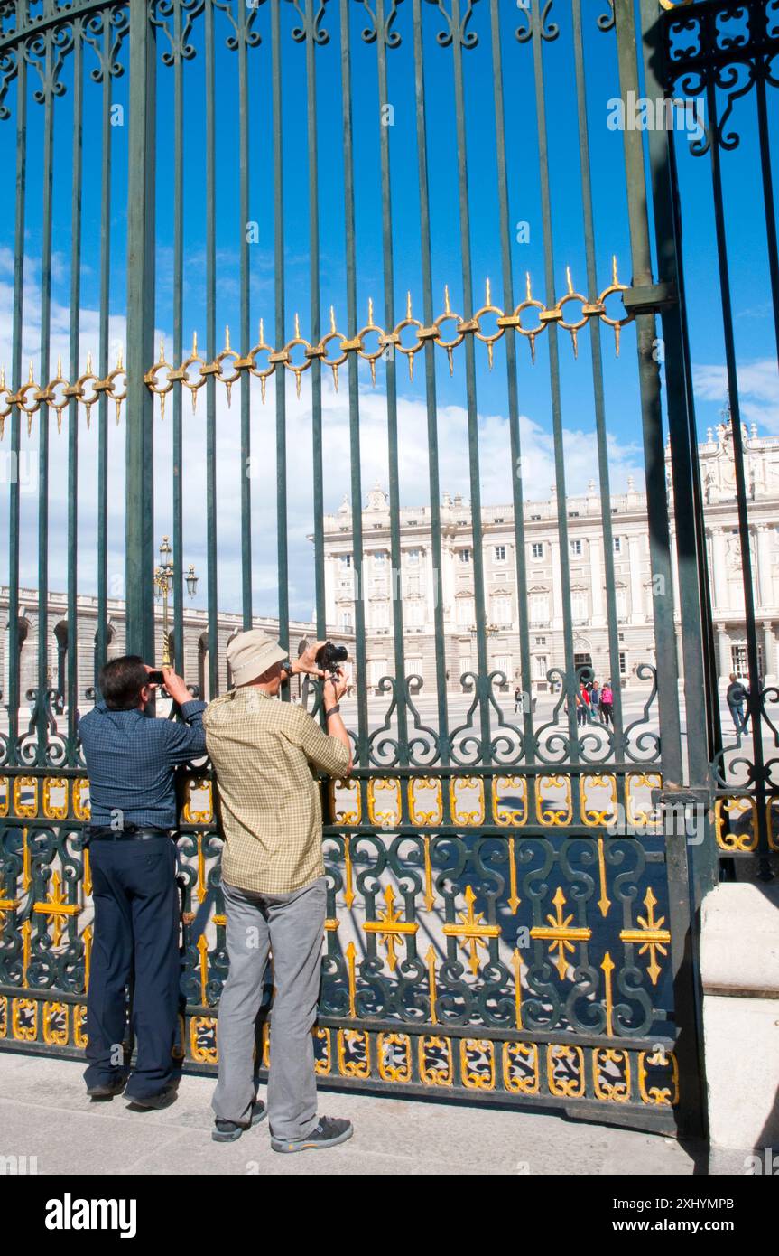 Hombres fotografiando hi-res stock photography and images - Alamy