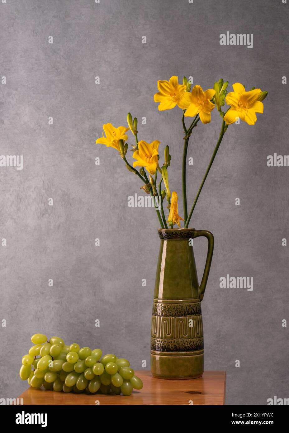 Vase with apples hi-res stock photography and images - Alamy