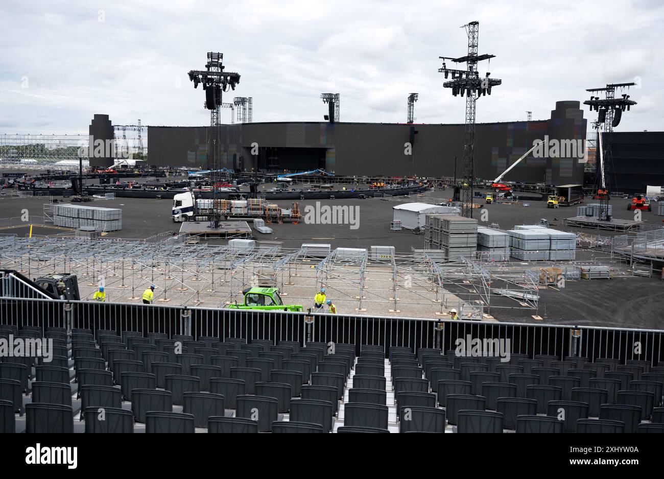 Munich, Germany. 16th July, 2024. Workers build the stands for Adele's ...