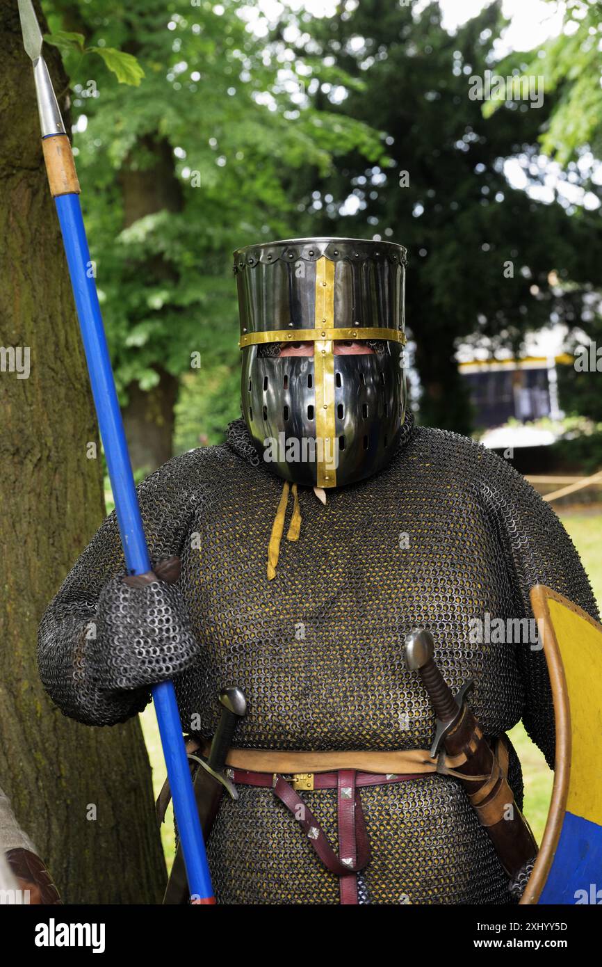 Medieval men at arms and knights, re-enactment Stock Photo - Alamy