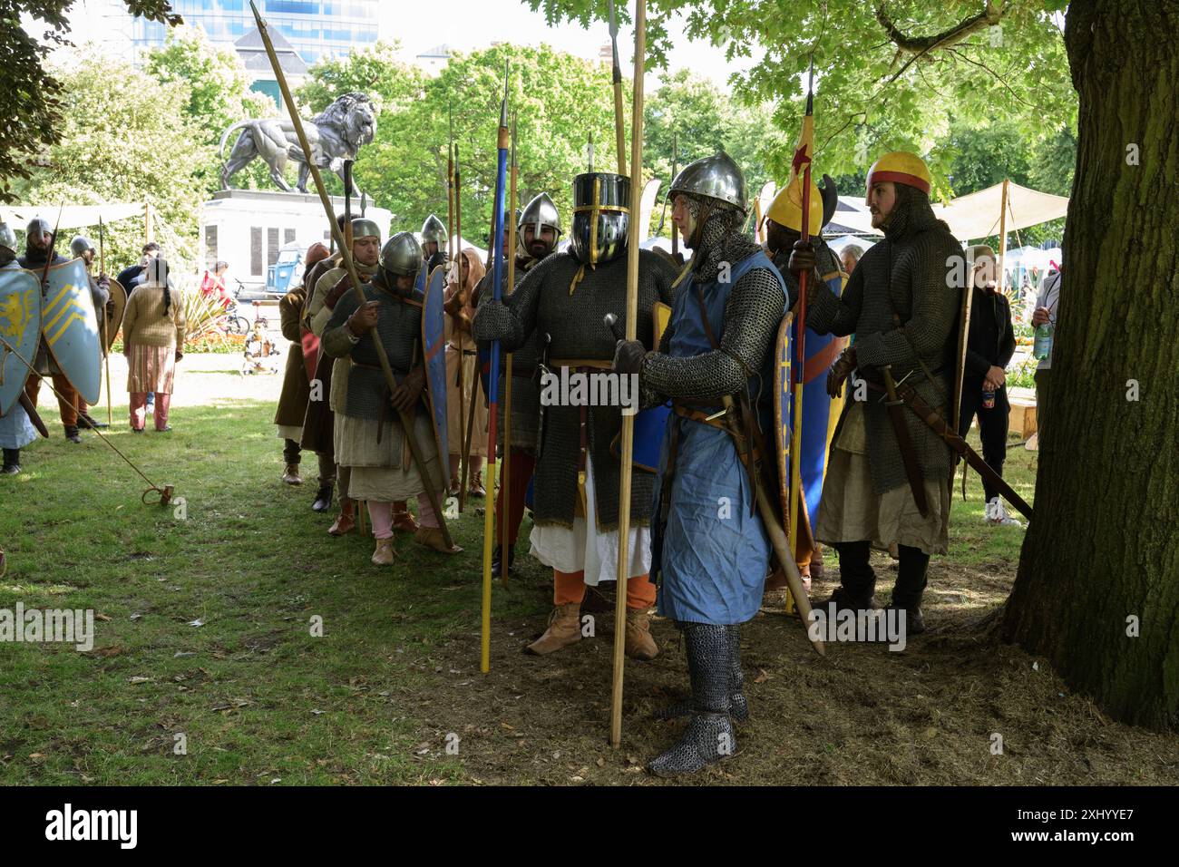 Medieval men at arms and knights, re-enactment Stock Photo - Alamy