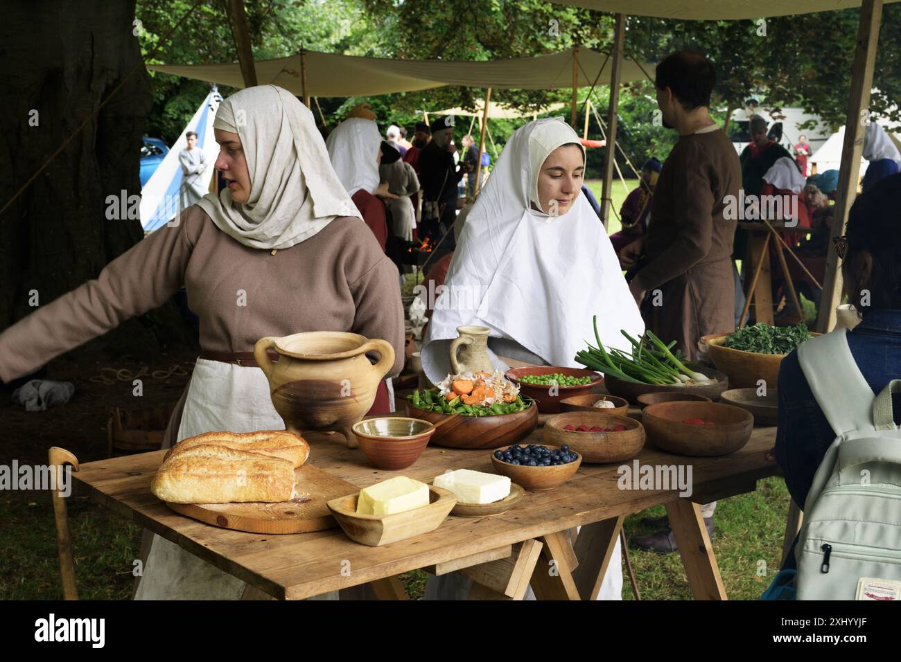 Medieval re-enactment - food preparation Stock Photo - Alamy
