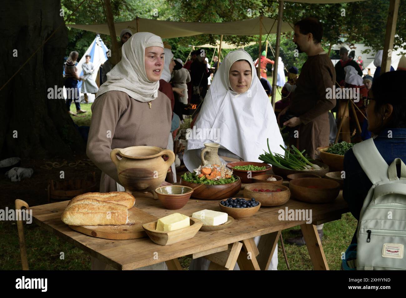 Medieval re-enactment - food preparation Stock Photo - Alamy