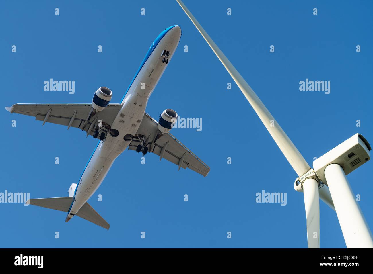 Airplane in clean sky hi-res stock photography and images - Alamy