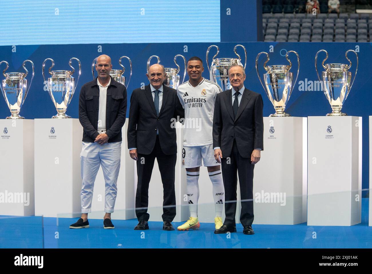 Mbappé real madrid presentation hi-res stock photography and images - Alamy