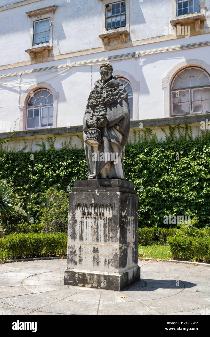 University of coimbra statue hi-res stock photography and images - Alamy