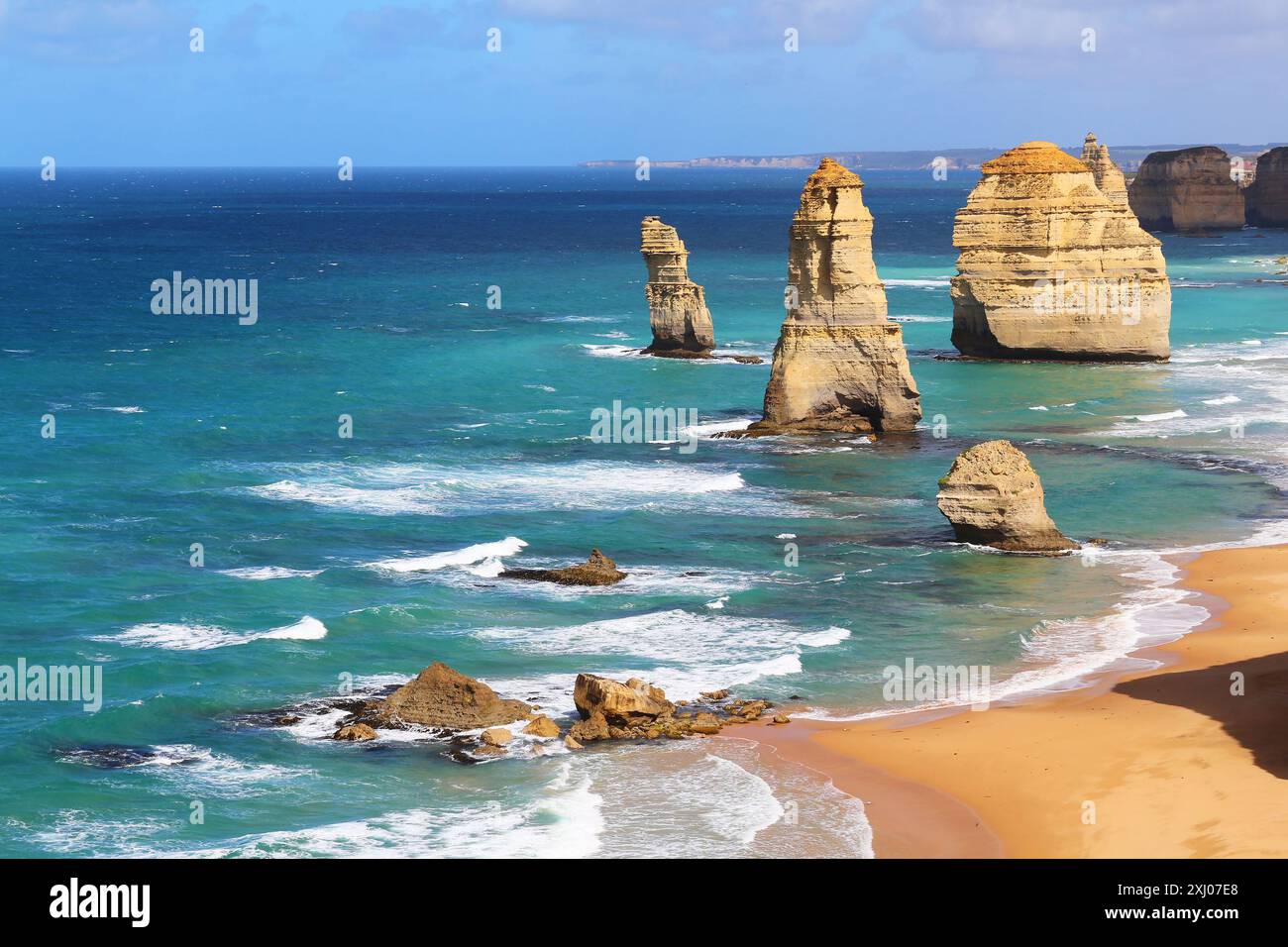 The famous rock formation Twelve Apostles surrounded by turquoise water ...