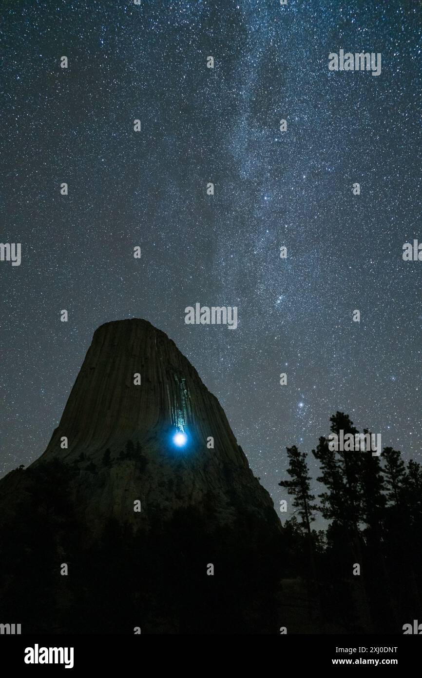 Milky way over devils tower hi-res stock photography and images - Alamy