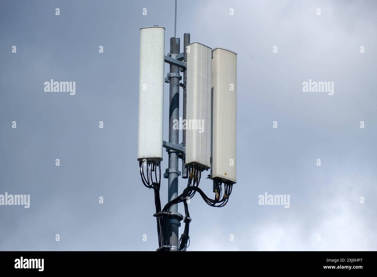 Mobile antenne strahlung hi-res stock photography and images - Alamy