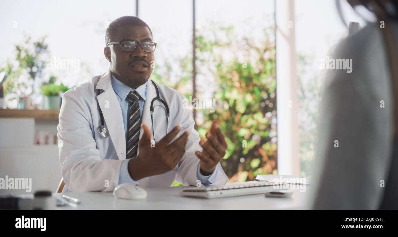 Doctor patient black and white hi-res stock photography and images - Alamy