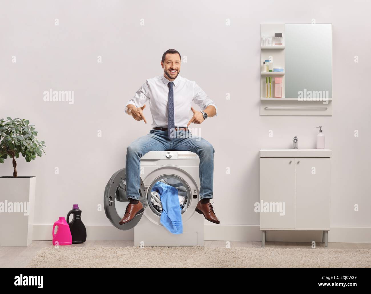 Sitting on a washing machine hi-res stock photography and images - Alamy