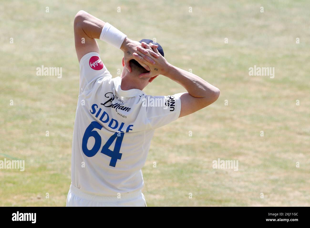 Peter Siddle of Durham warms up during Essex CCC vs Durham CCC ...