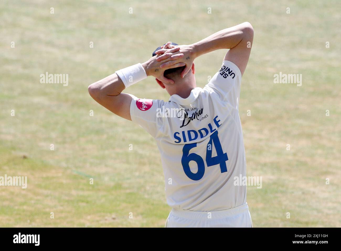 Peter Siddle of Durham warms up during Essex CCC vs Durham CCC ...