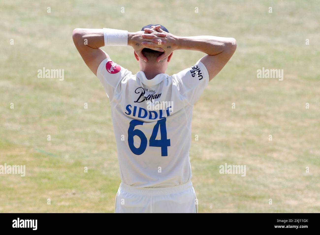 Peter Siddle of Durham warms up during Essex CCC vs Durham CCC ...