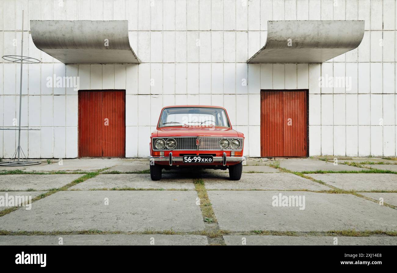 Overhanging wall hi-res stock photography and images - Alamy