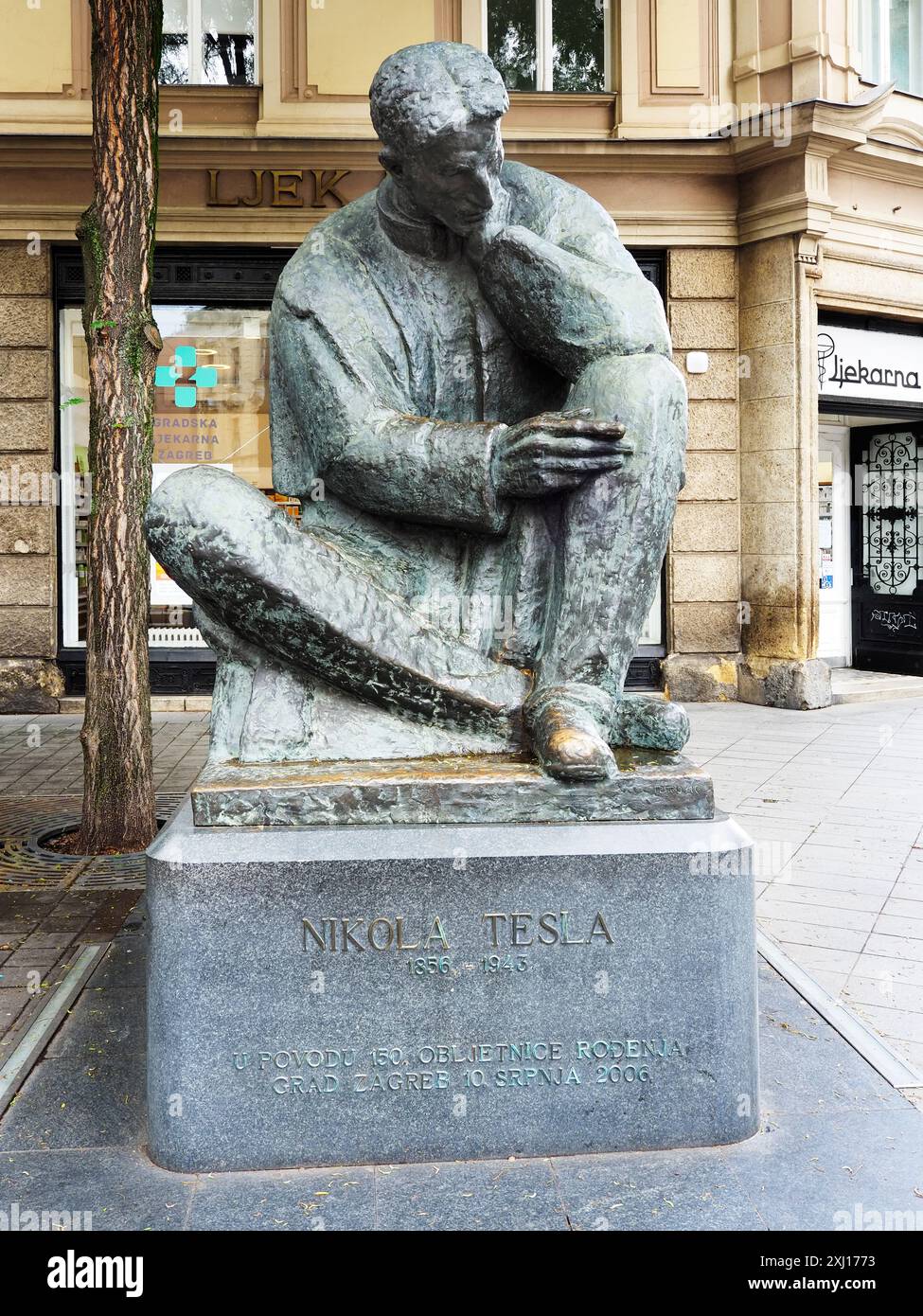 Seated bronze statue of Nikola Tesla in Zagreb Croatia Stock Photo - Alamy